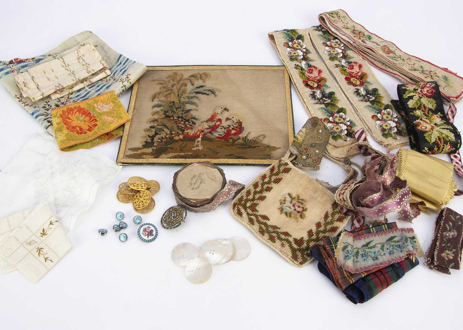 Lot 713 - Textiles and buttons,