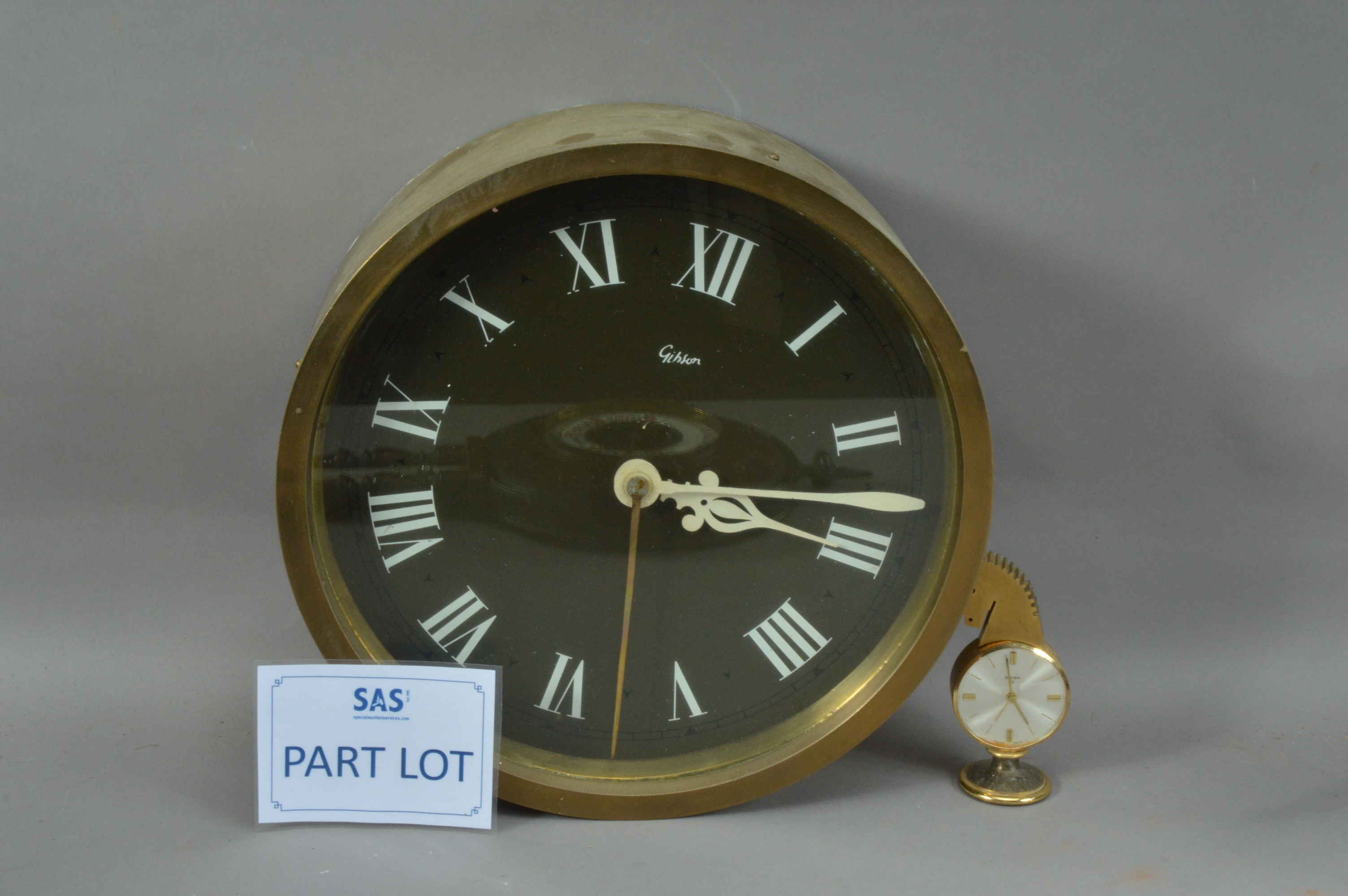 Lot 221 - A large collection of clocks,