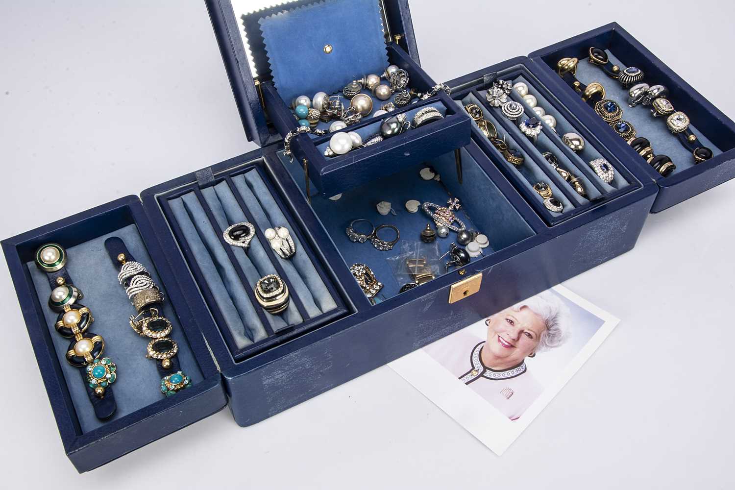 Lot 212 - A small collection of paste jewels,