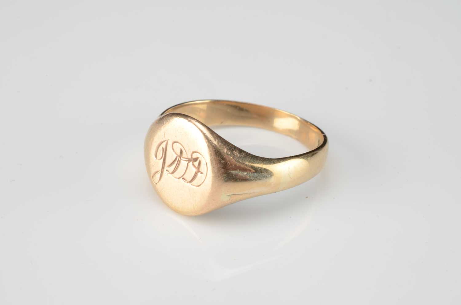 Lot 162 - A 9ct gold gentleman's signet ring,