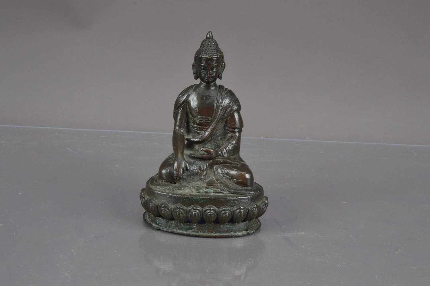 Lot 315 - A small bronze sculpture of the seated