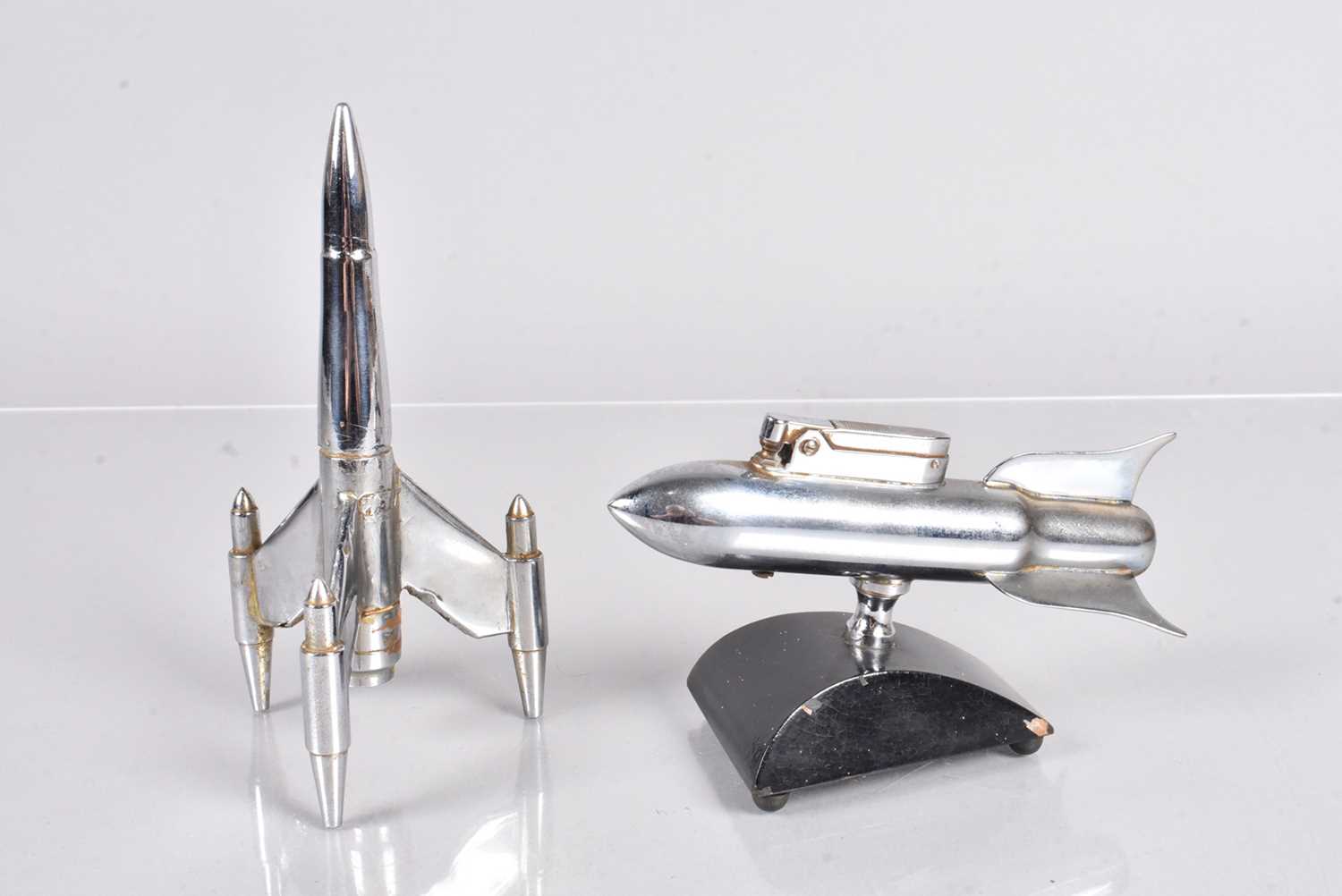 Lot 321 - A Mid Century Art Deco 'Bomb' Table Lighter,