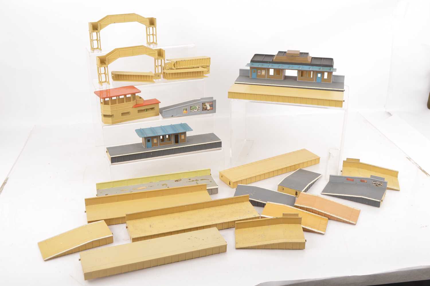 Lot 216 - Hornby-Dublo 3-Rail unboxed metal repainted