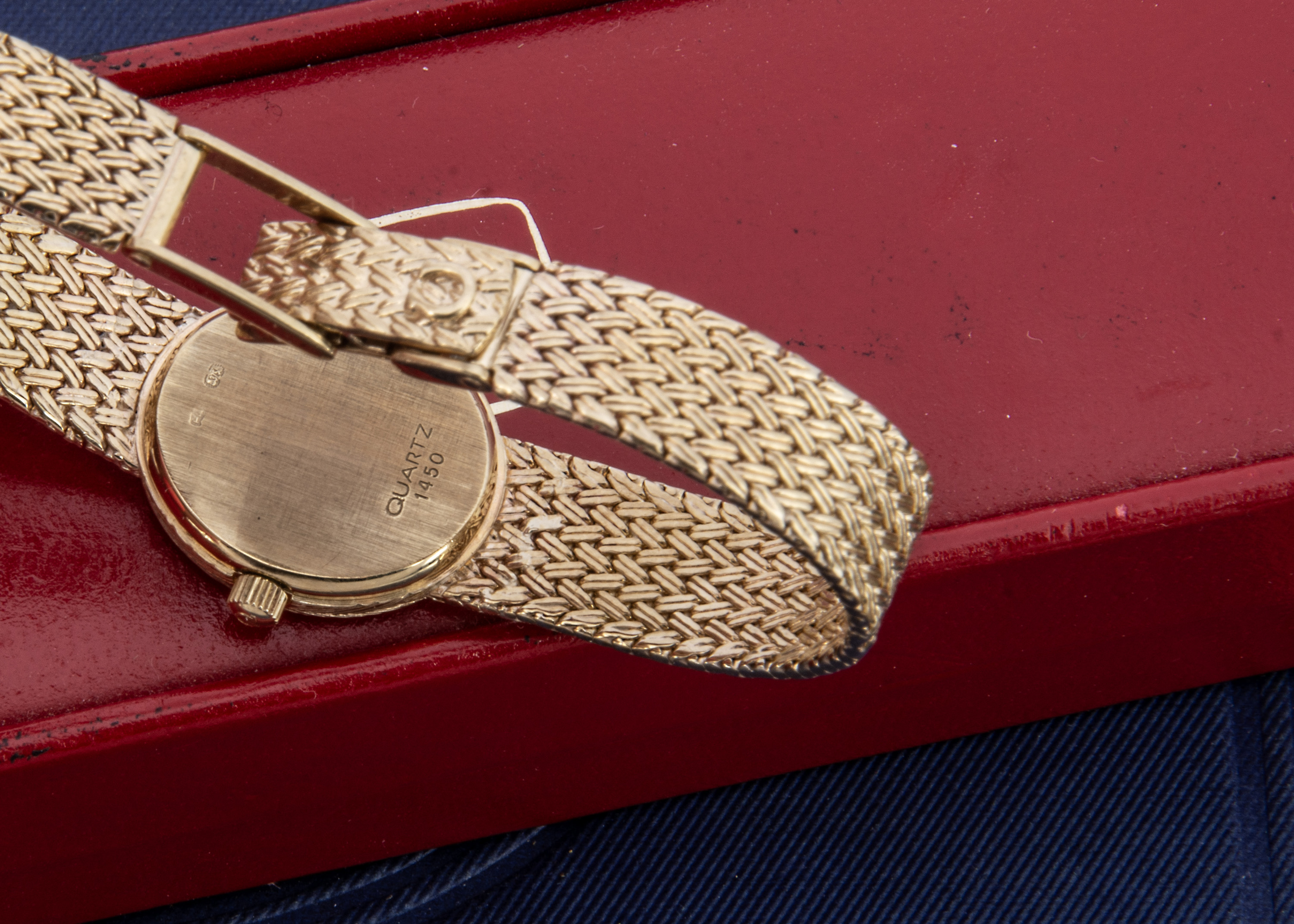 Lot 91 - A modern 9ct gold Omega quartz ladies
