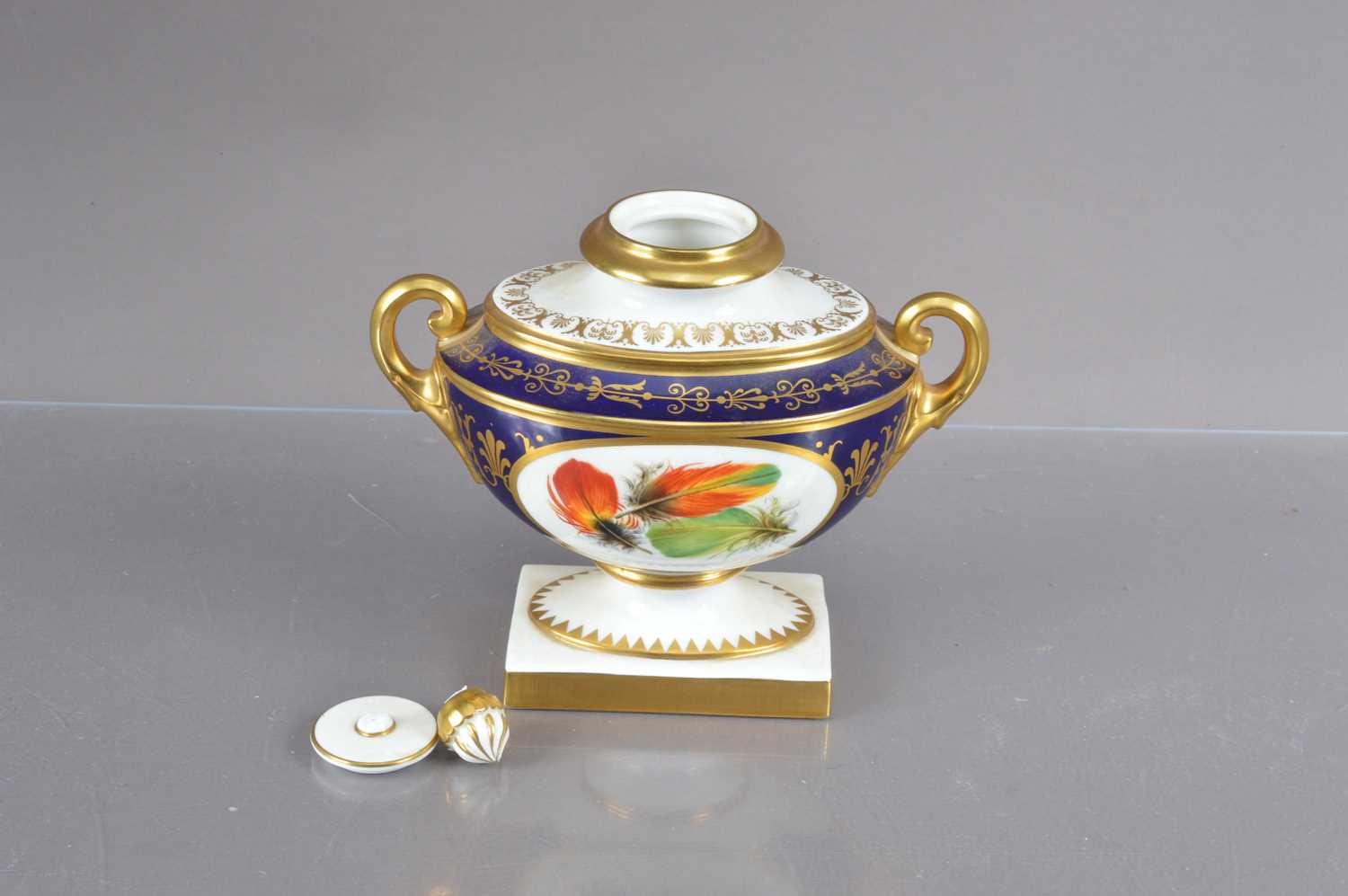 Lot 393 - A modern Royal Worcester 'Heritage