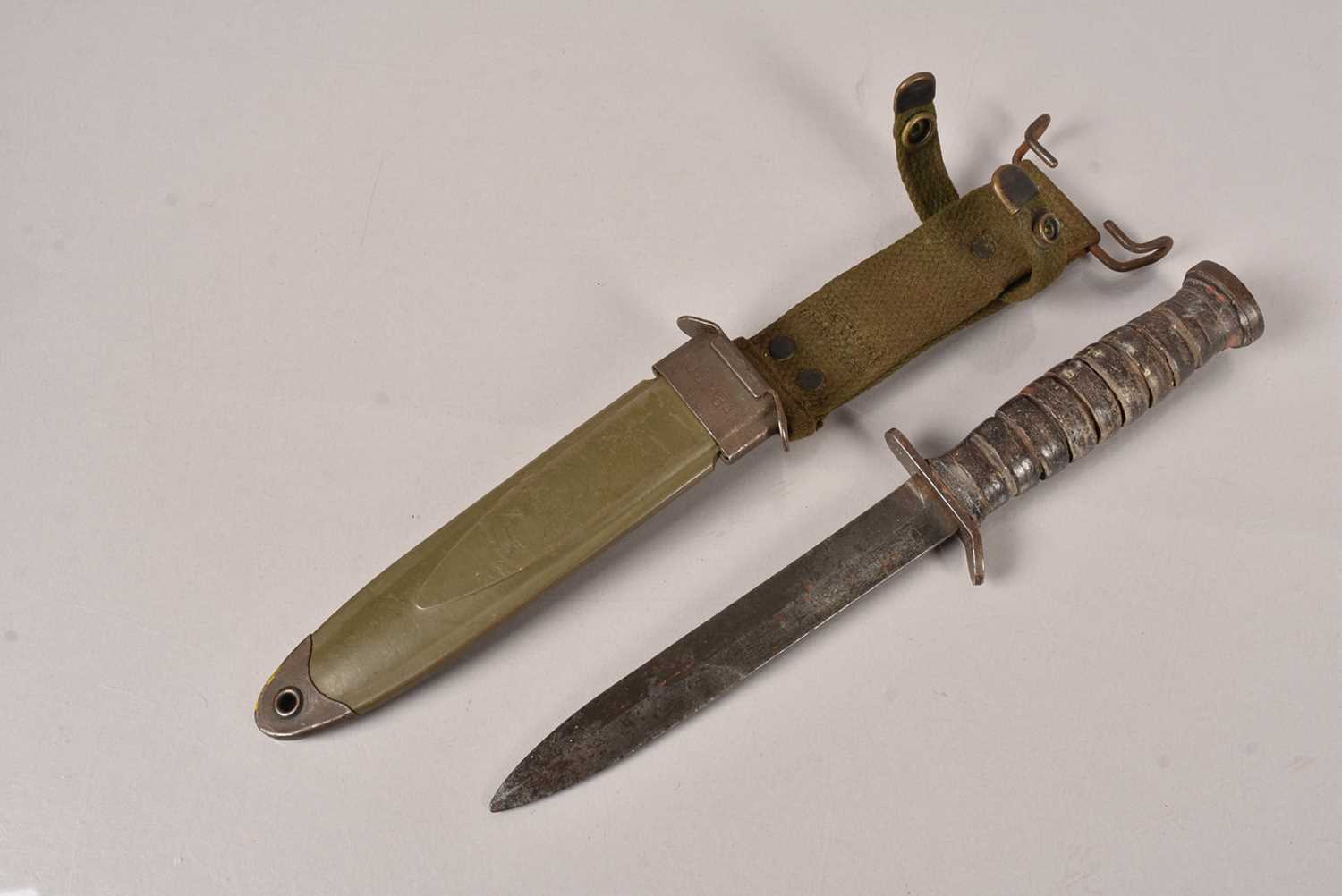 Lot 982 - A WWII US M3 Fighting Dagger by Imperial,