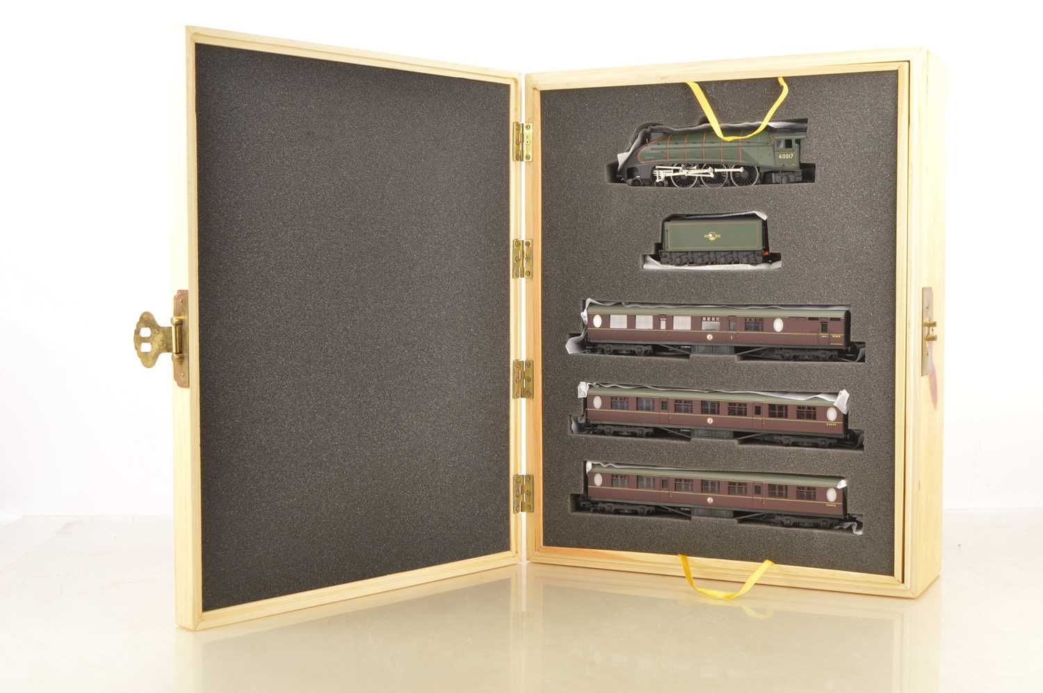 Lot 242 - Bachmann 00 Gauge The Elizabethan Ltd Ed