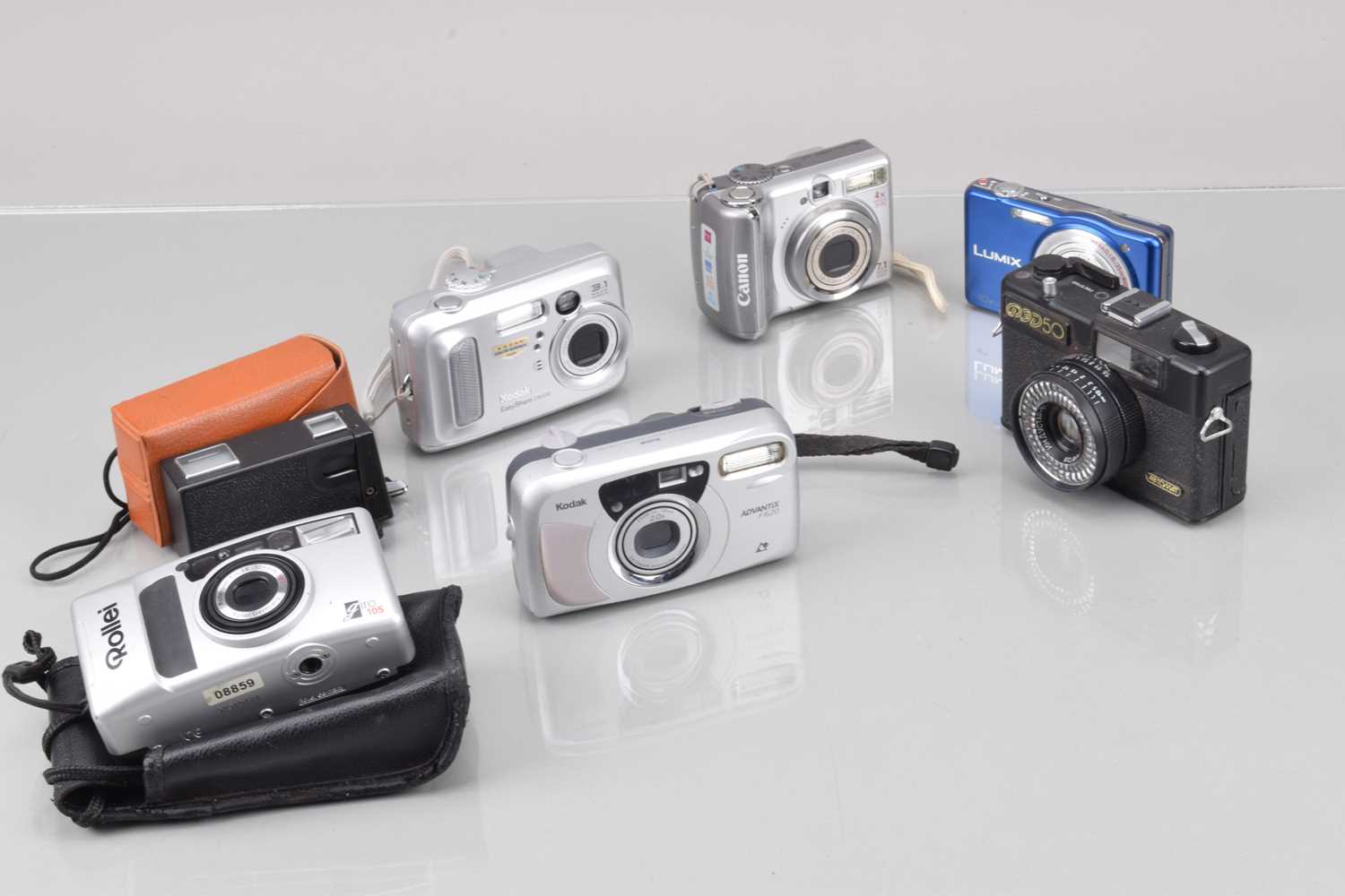 Lot 104 - A Tray of Compact Cameras,