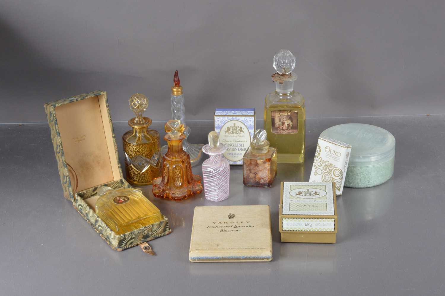 Lot 527 - A collection of perfume and vanity items,