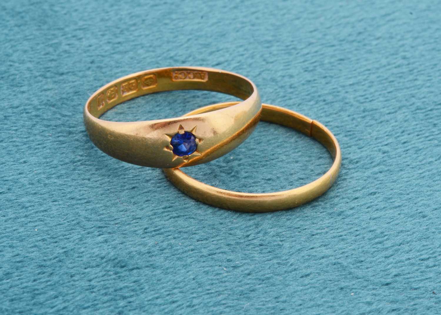 Lot 156 - A 22ct gold and sapphire signet ring,
