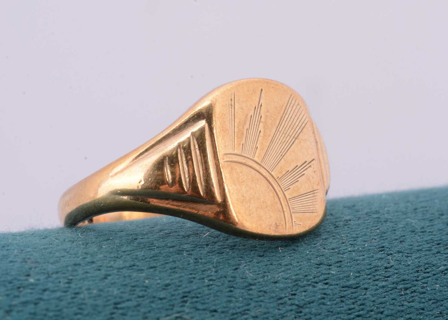 Lot 181 - A 9ct gold gentleman's signet ring with