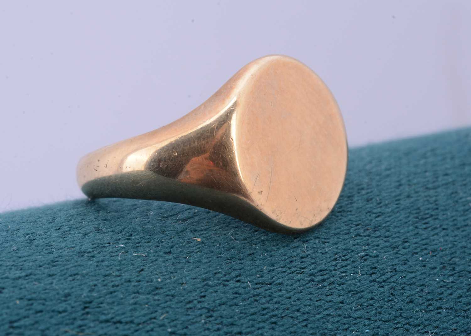 Lot 209 - A 9ct gold gentleman's signet ring,