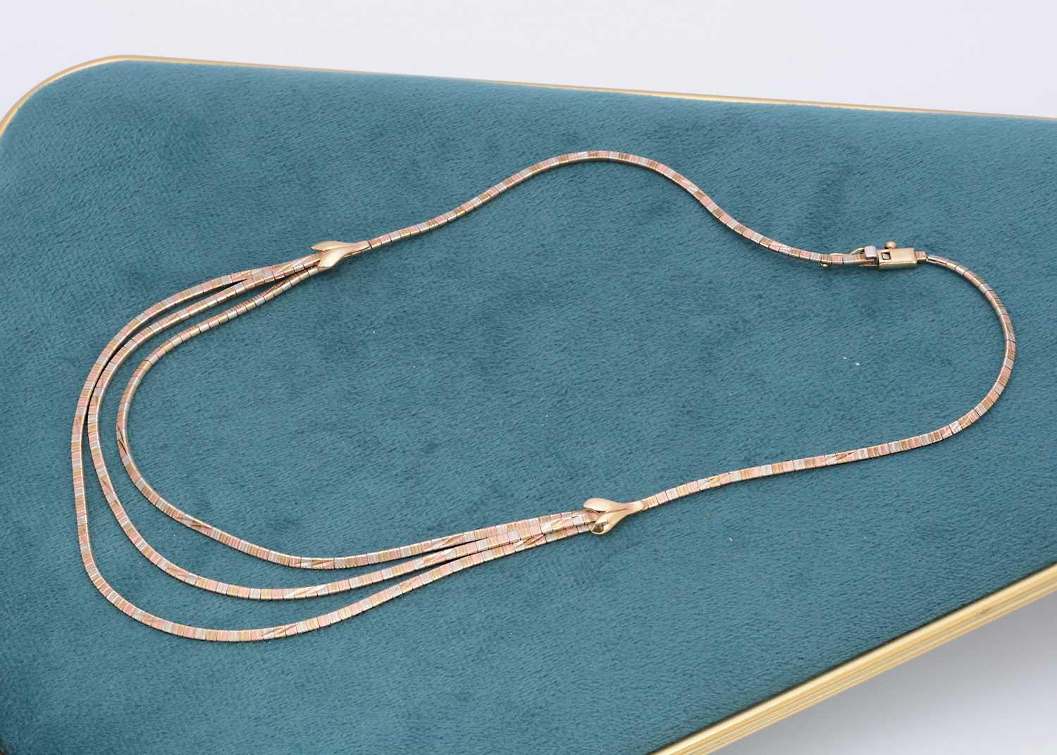 Lot 308 - A 9ct gold three colour necklace,