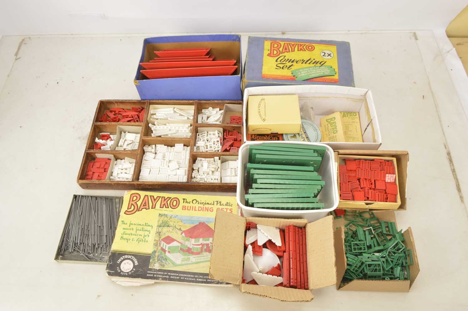 Lot 365 - Collection of Bayko Construction series,