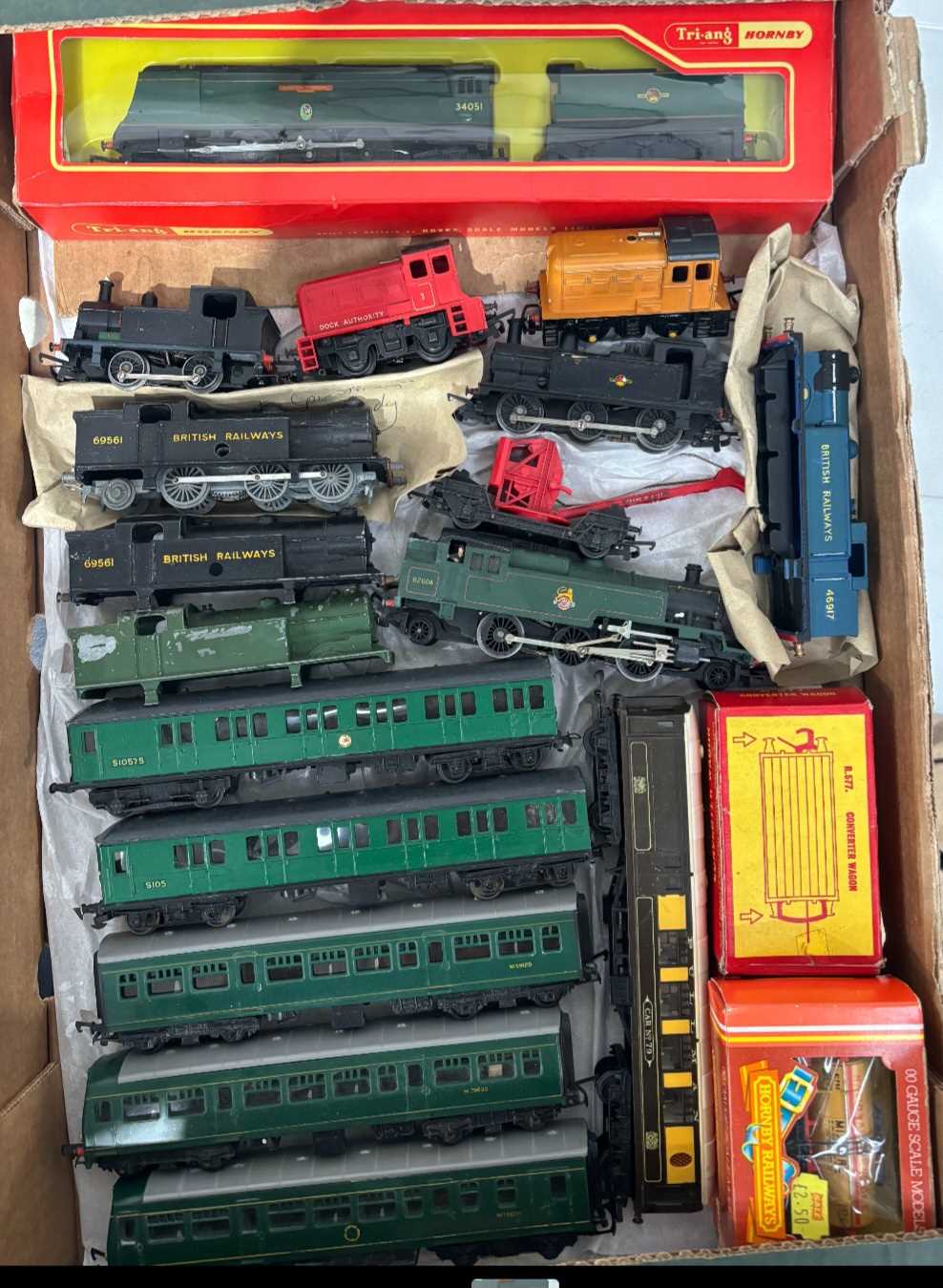 Lot 526 - Tri-ang 00 gauge Locomotives and rolling