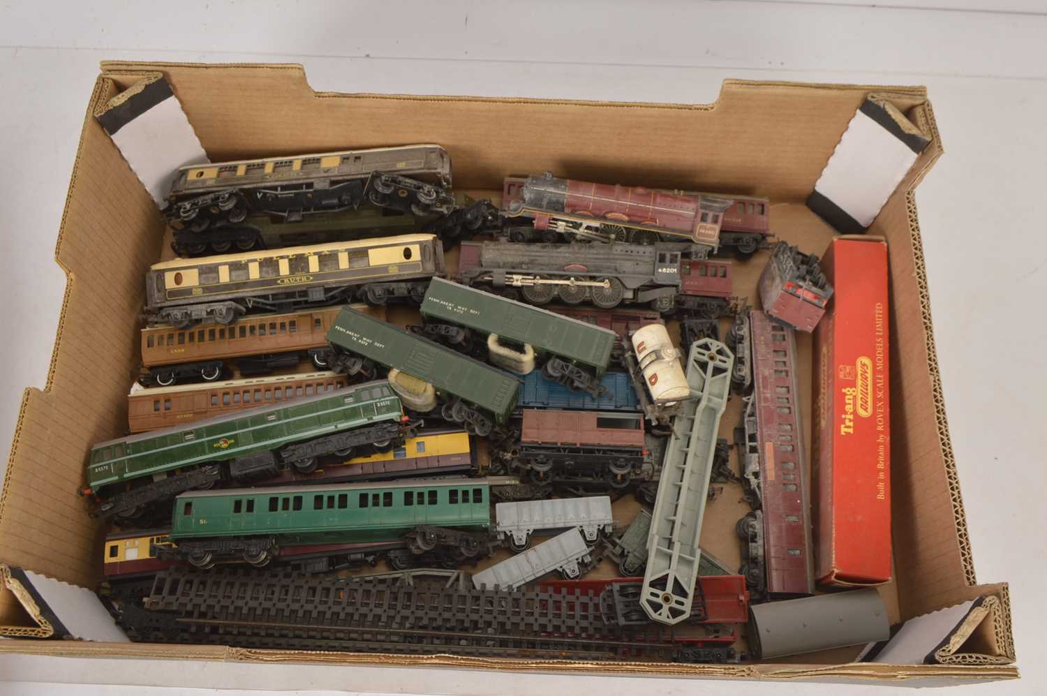 Lot 543 - Tri-ang 00 gauge Train set with other