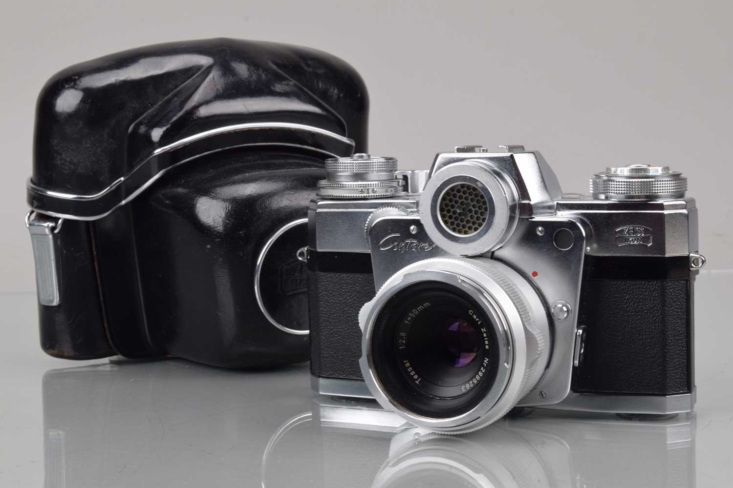 Lot 146 - A Zeiss Ikon Conarex Bulls Eye SLR Camera,