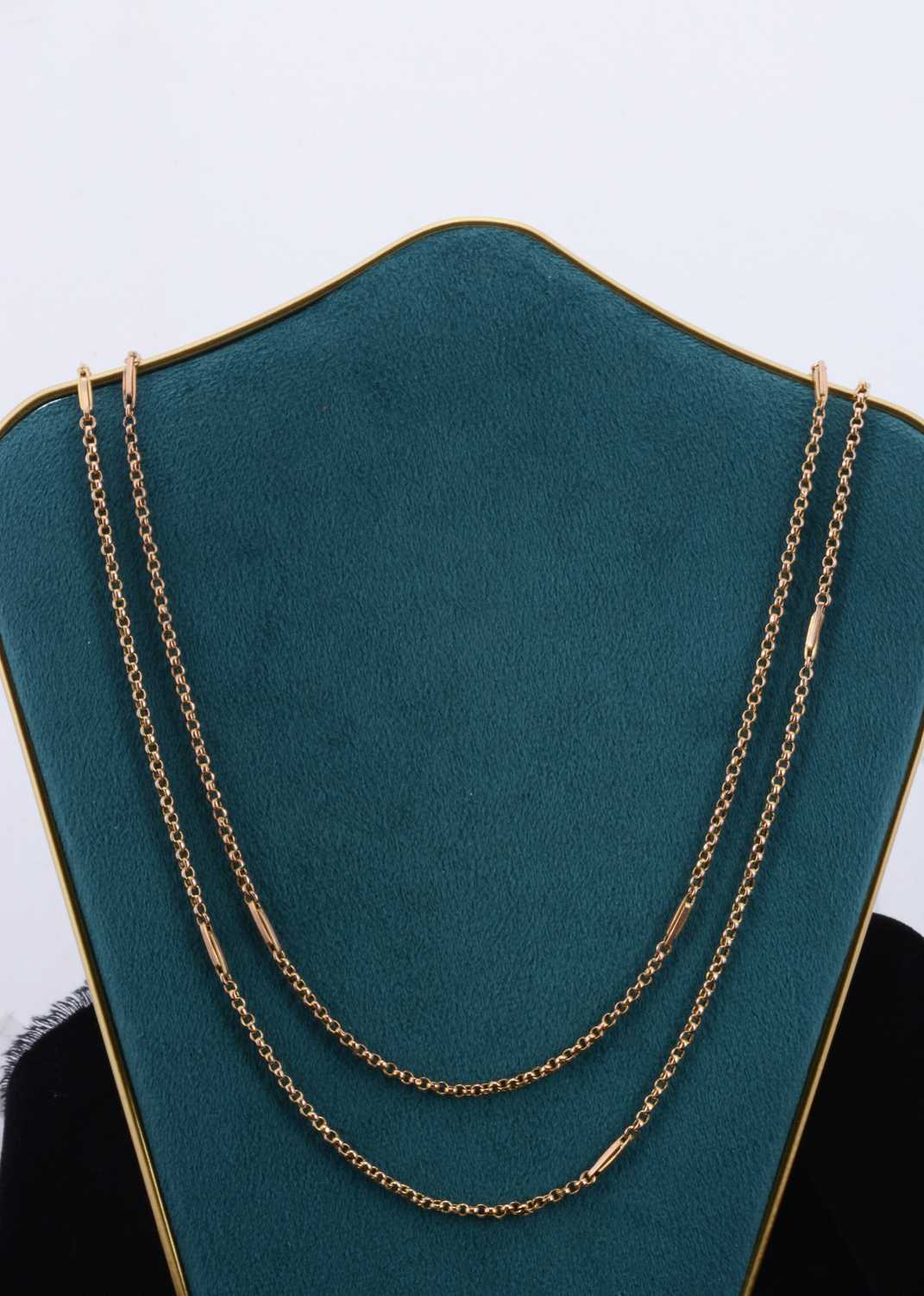 Lot 104 - A 9ct gold opera length oval link and baton