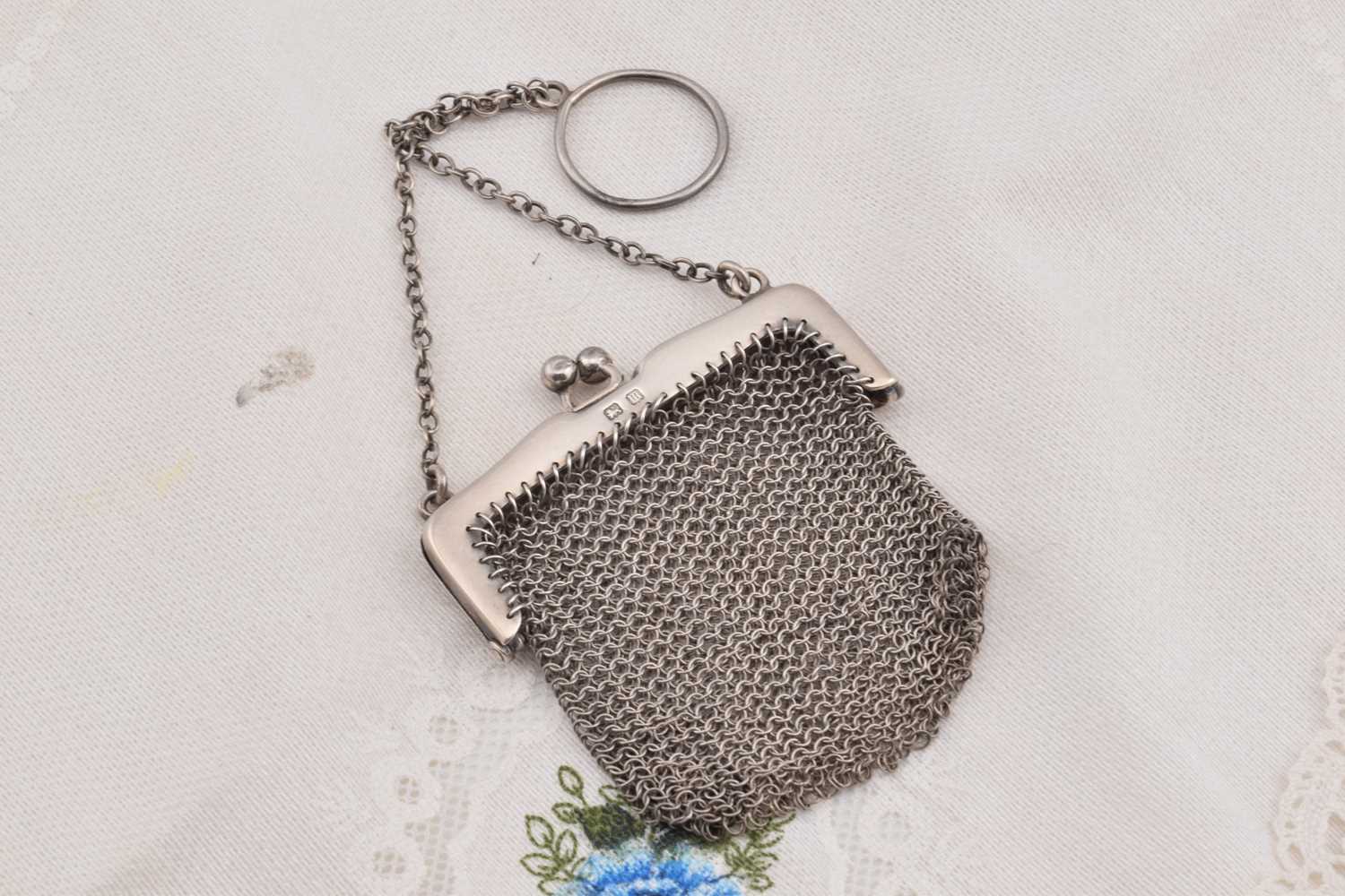 Lot 221 - A George V silver chainmail purse,