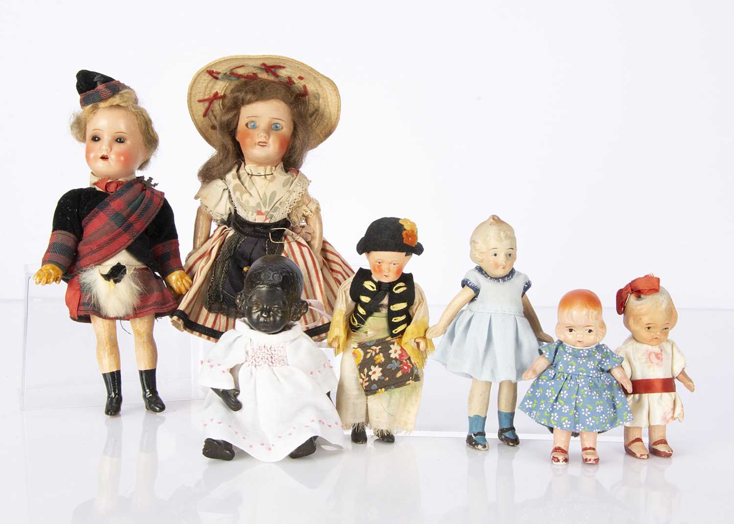 Lot 1418 - Various small dolls,