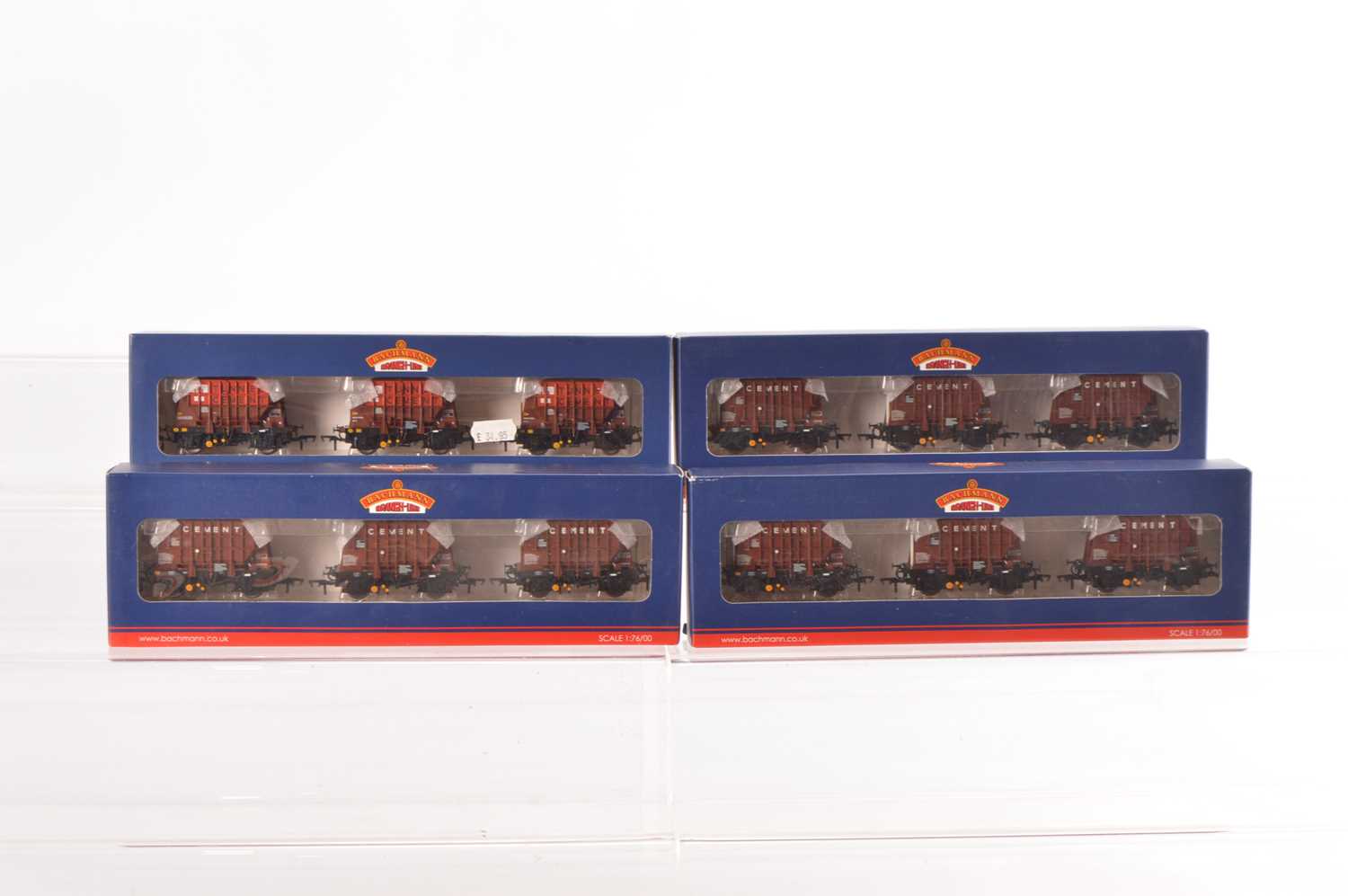 Lot 139 - Four Bachmann 00 Gauge Presflo Cement wagons