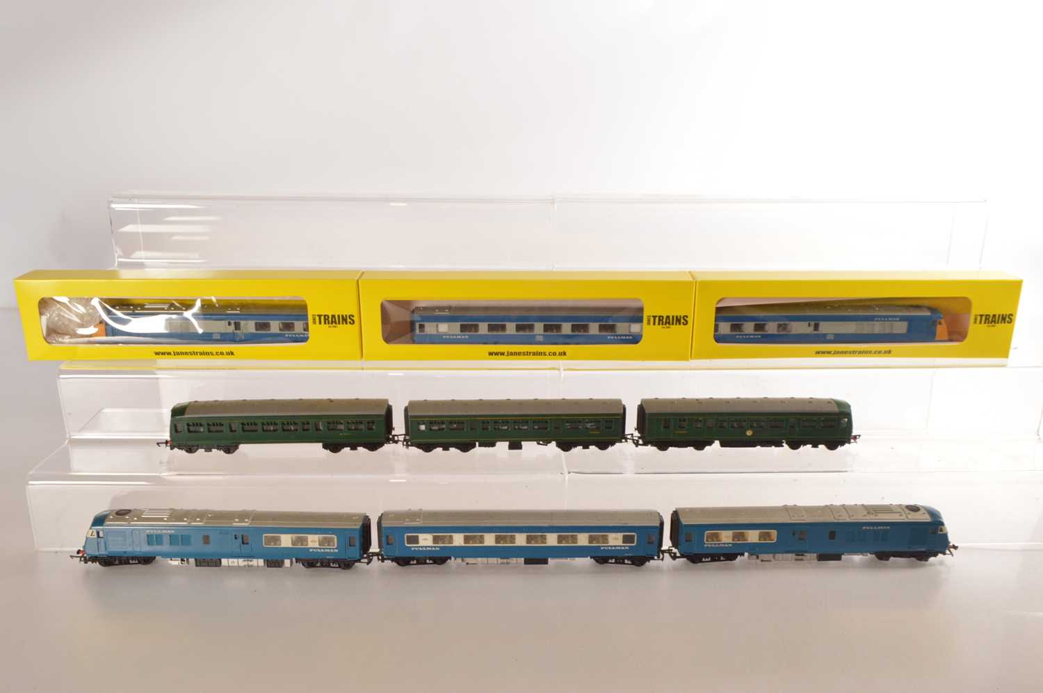 Lot 15 - Tri-ang Diesel multiple units 00 gauge (9),