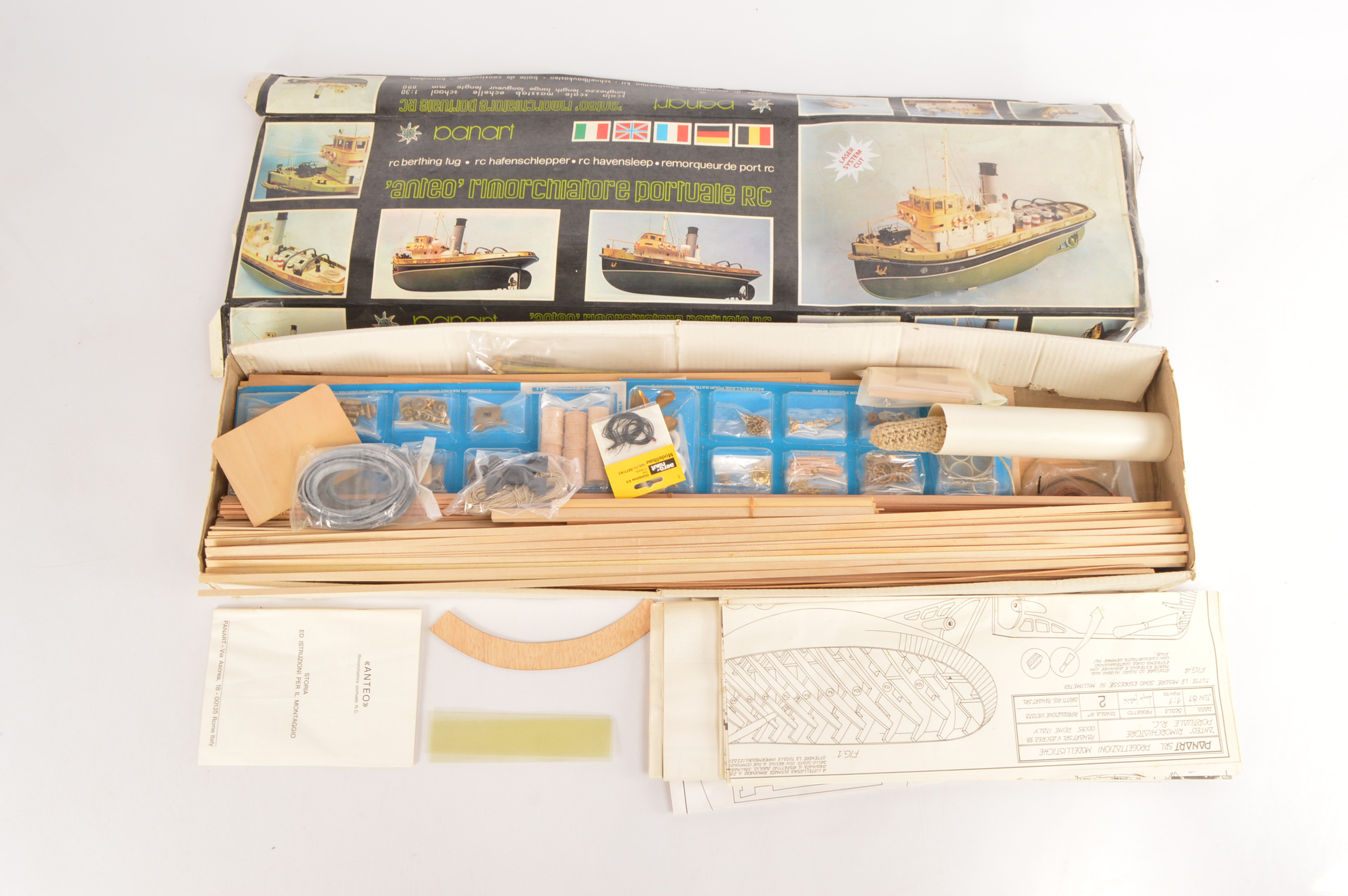 Lot 540 - Panart Italy 1/30 Scale Berthing Tug wooden