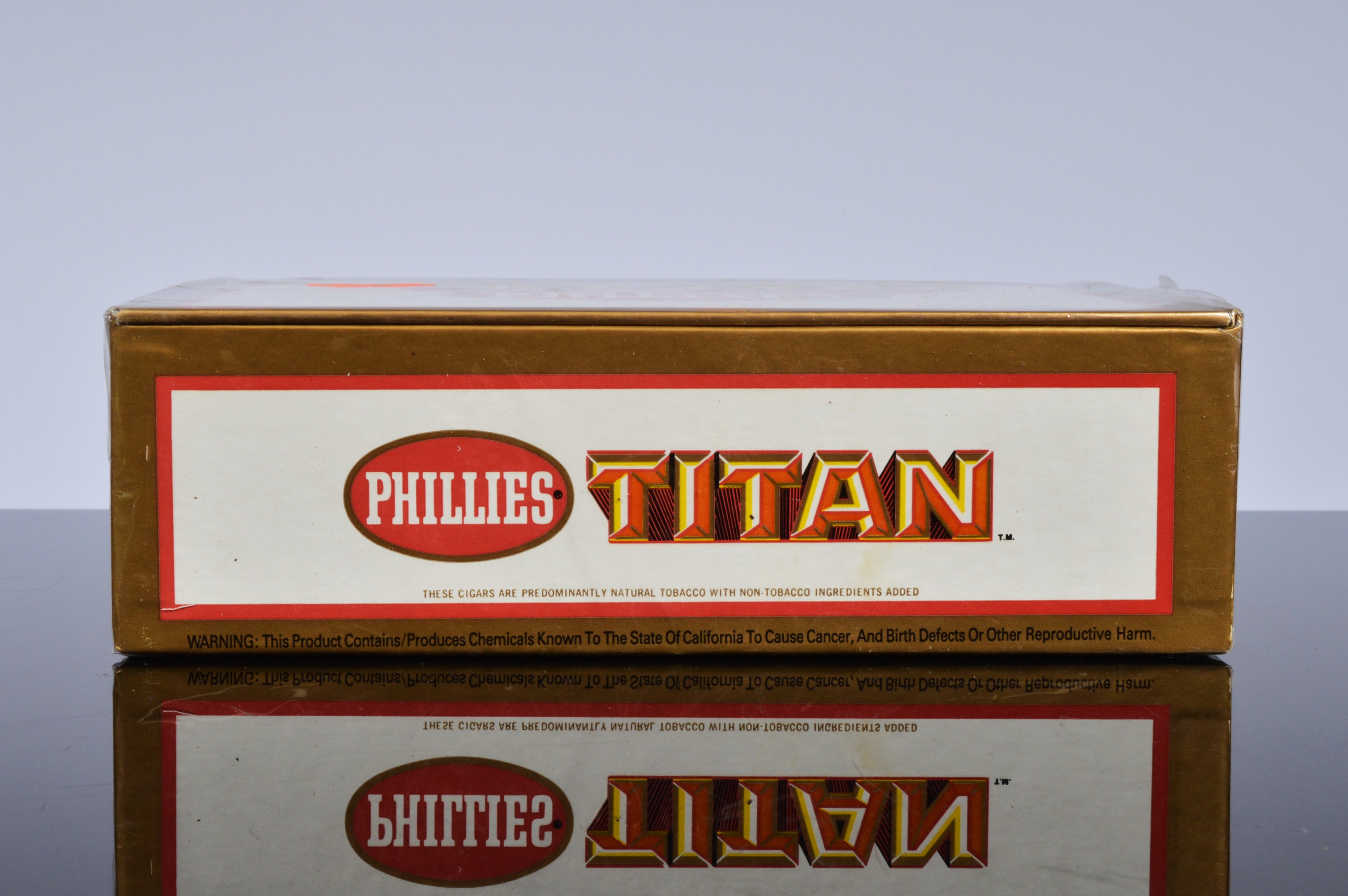 Lot 72 - A box of Phillies TITAN Cigars,